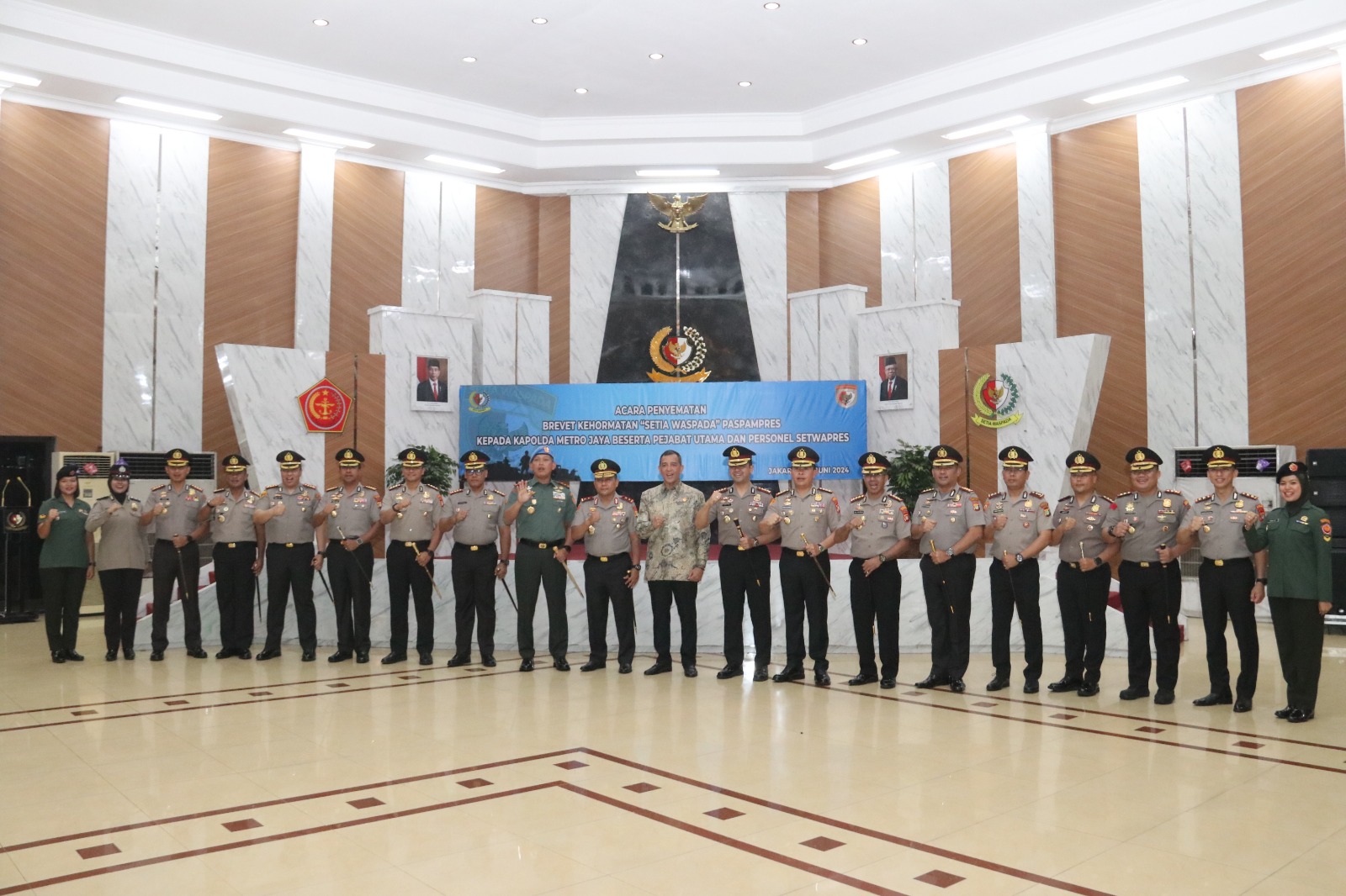 Kapolda Metro Jaya Terima Penghargaan dan Brevet Kehormatan "Setia ...