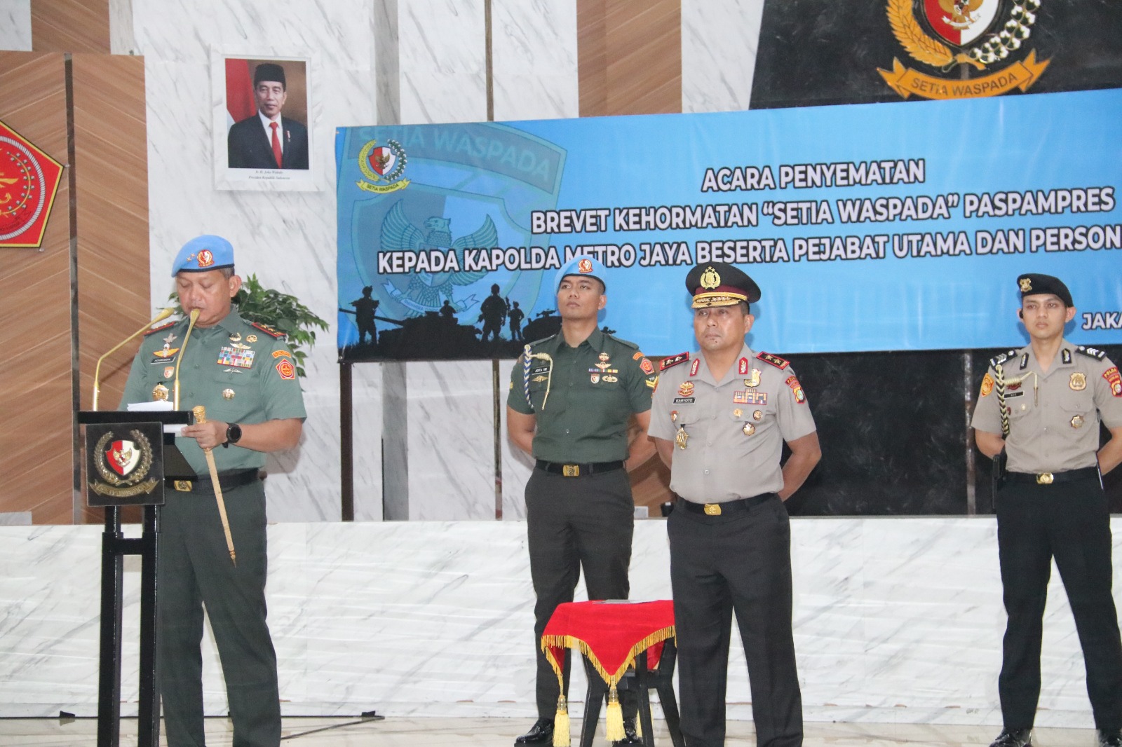 Kapolda Metro Jaya Terima Penghargaan dan Brevet Kehormatan "Setia ...